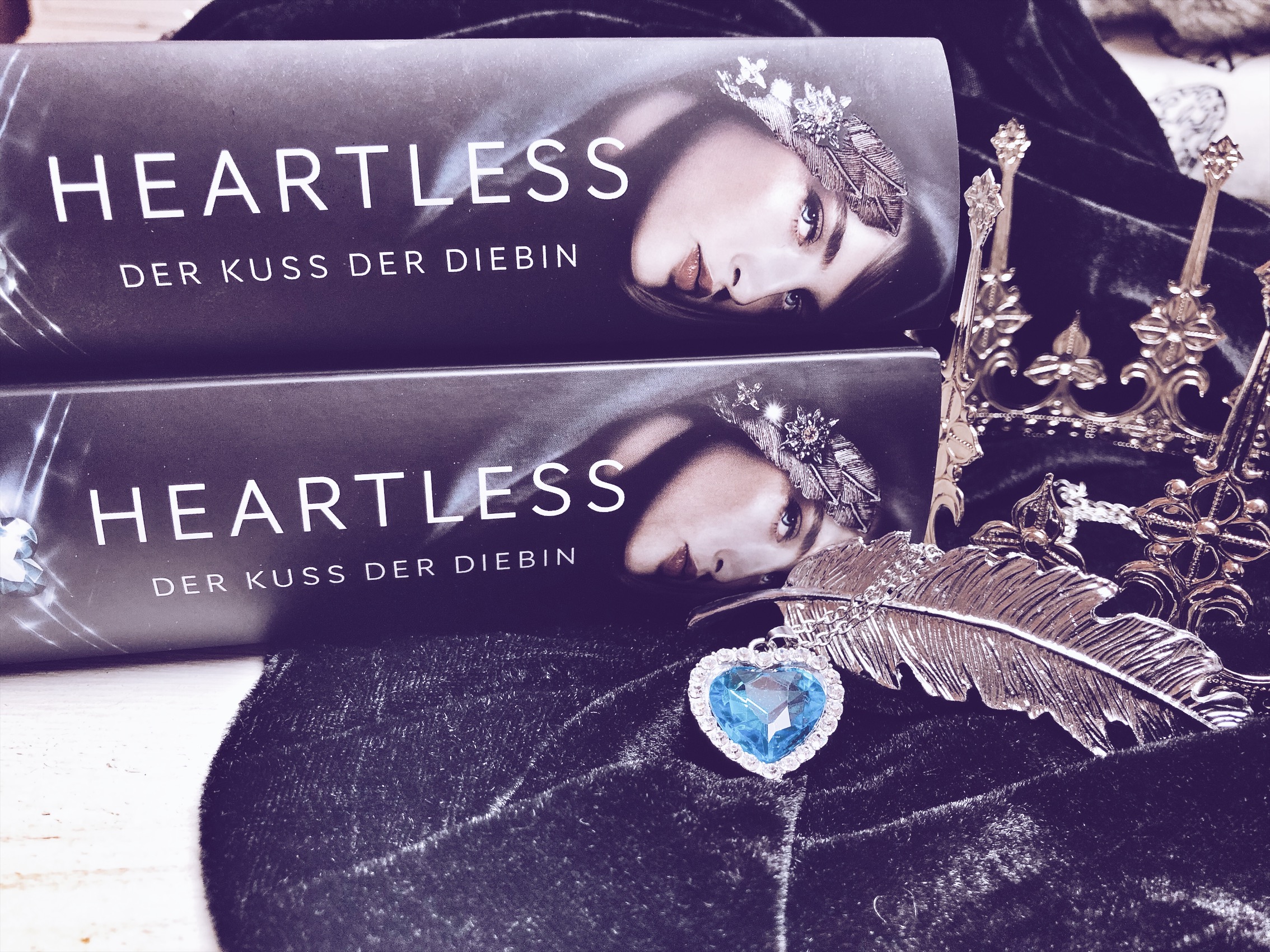 Rezension: Sara Wolf – Heartless 1: Der Kuss der Diebin – trallafitti.blog